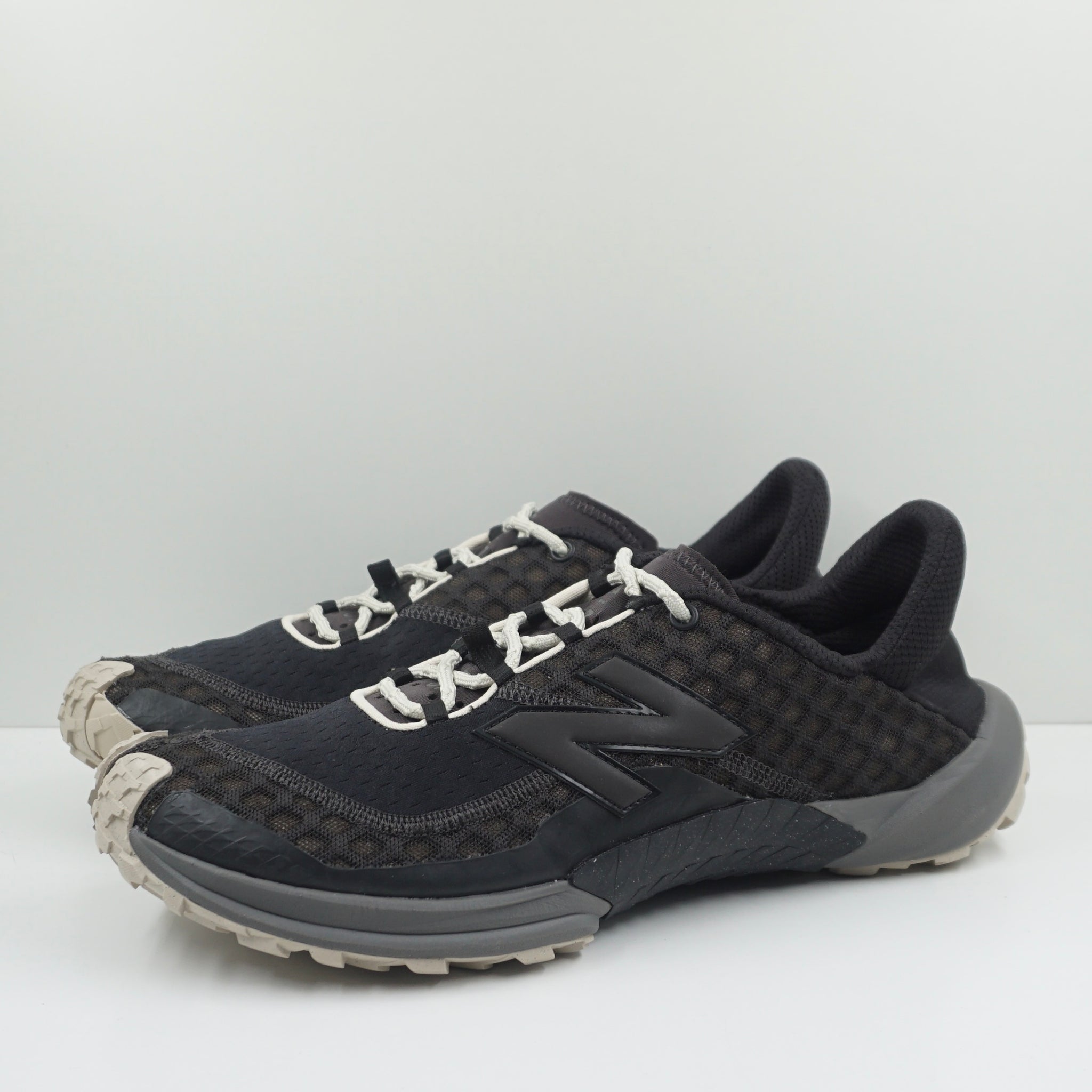 New Balance Minimus Trail Black Tan